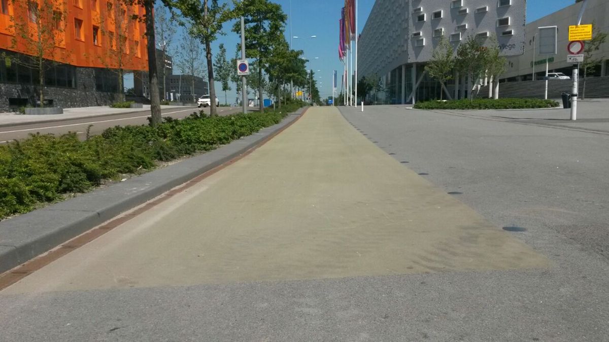 Groen fietspad Euroborg verschiet van kleur - RTV Noord