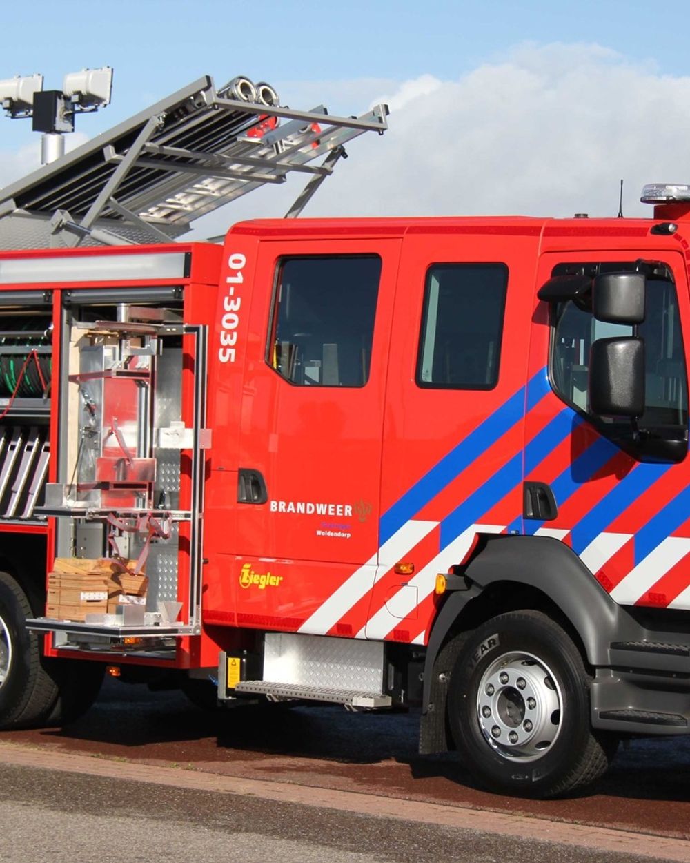 Lage brandweerauto voor Woldendorp - RTV Noord