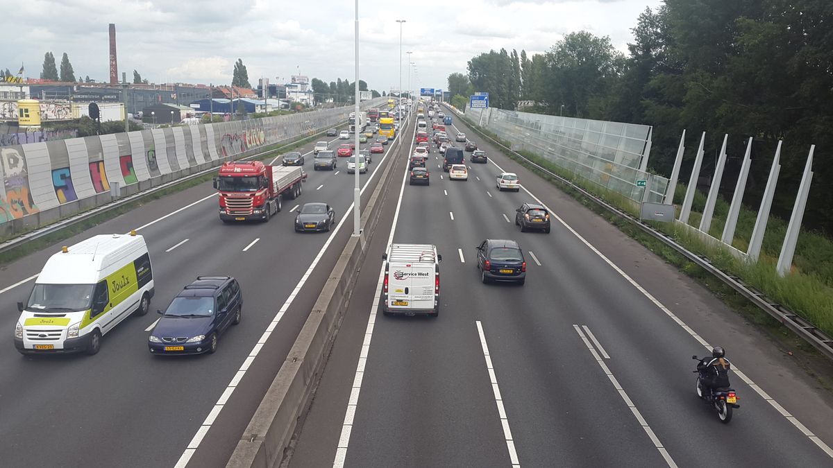 Urenlange files rondom Rotterdam - Rijnmond