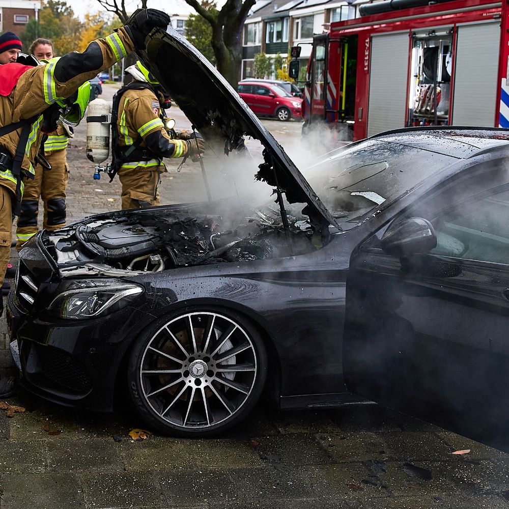 Dure brand: Mercedes verwoest | Samenscholingsverbod ingevoerd bij ...