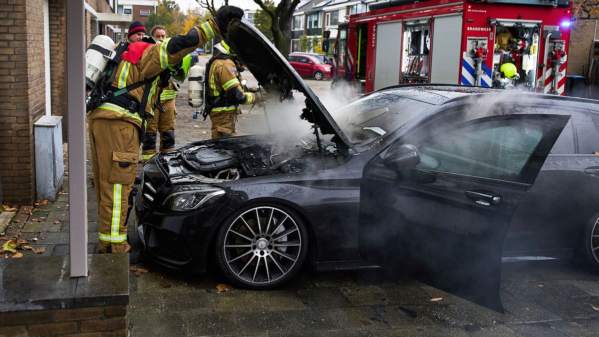 Dure brand: Mercedes verwoest | Samenscholingsverbod ingevoerd bij ...