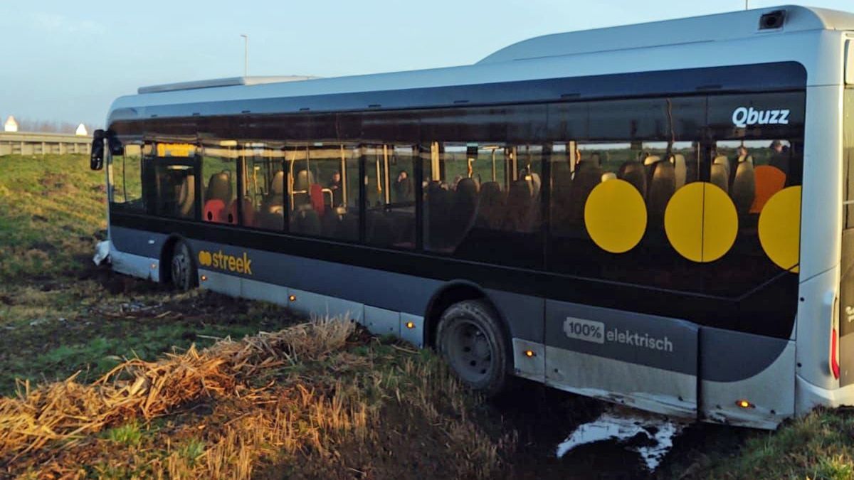 Lijnbus raakt van de weg en hangt boven sloot - RTV Noord