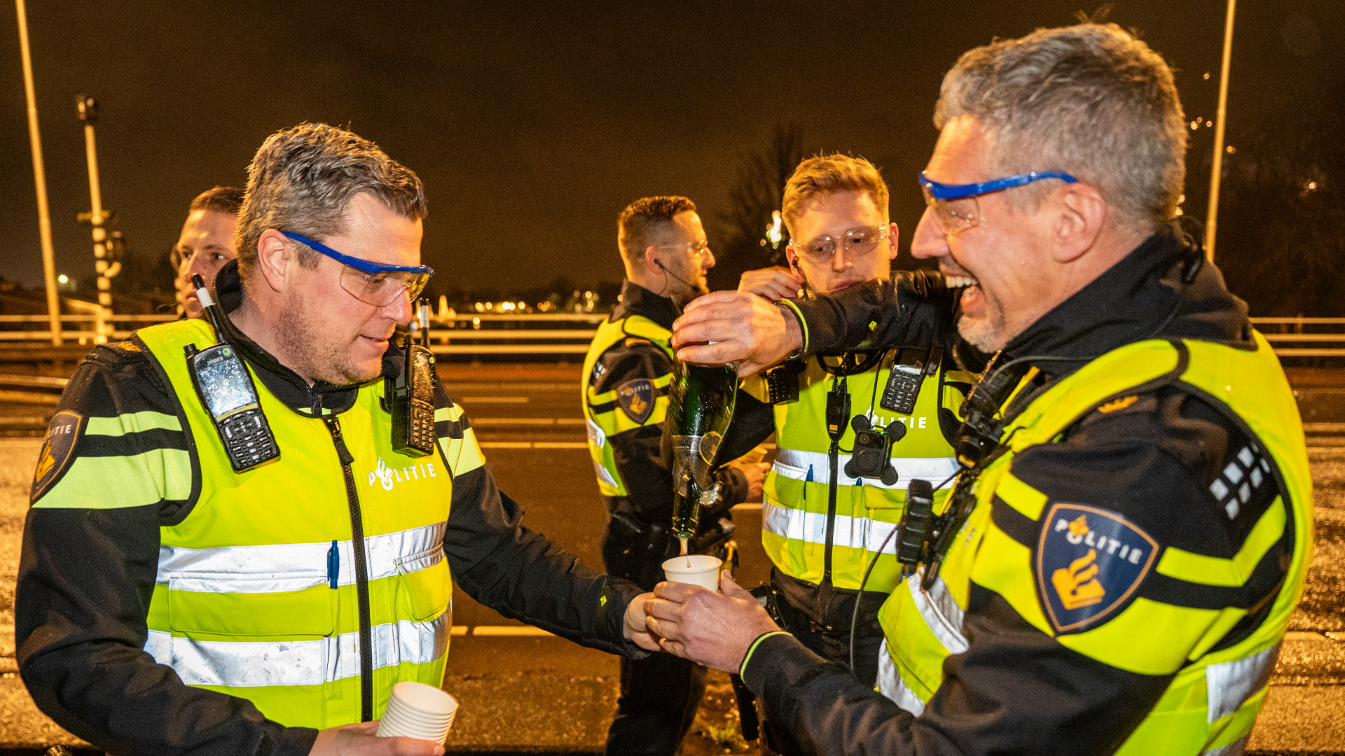 Proostende agenten en dronebeelden van vuurwerk: zo ging regio feestend ...
