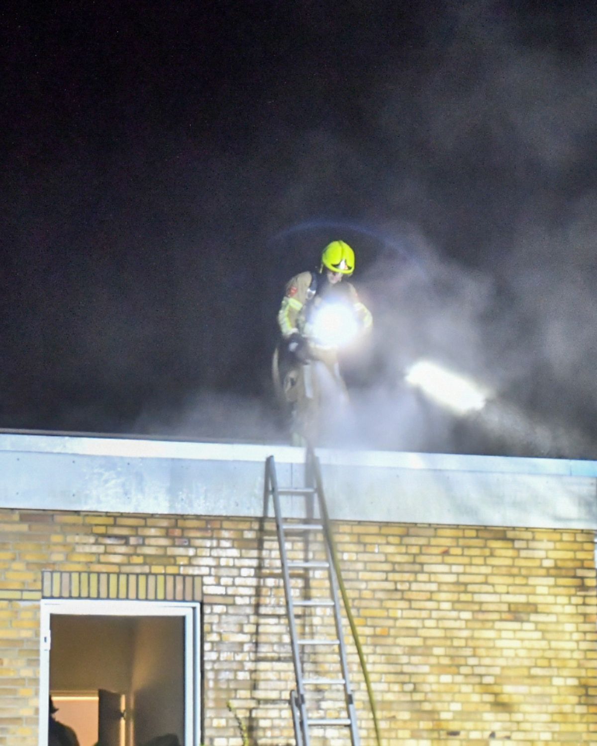 Rook uit dak bij zorgpand Tegelen: brandweer rukt met meerdere eenheden ...