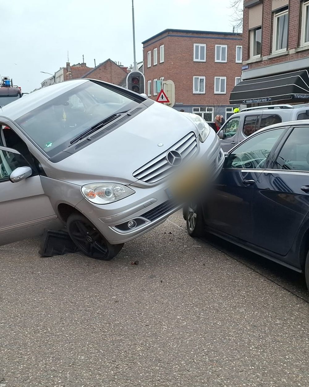 Auto belandt bovenop andere auto bij aanrijding - L1 Nieuws
