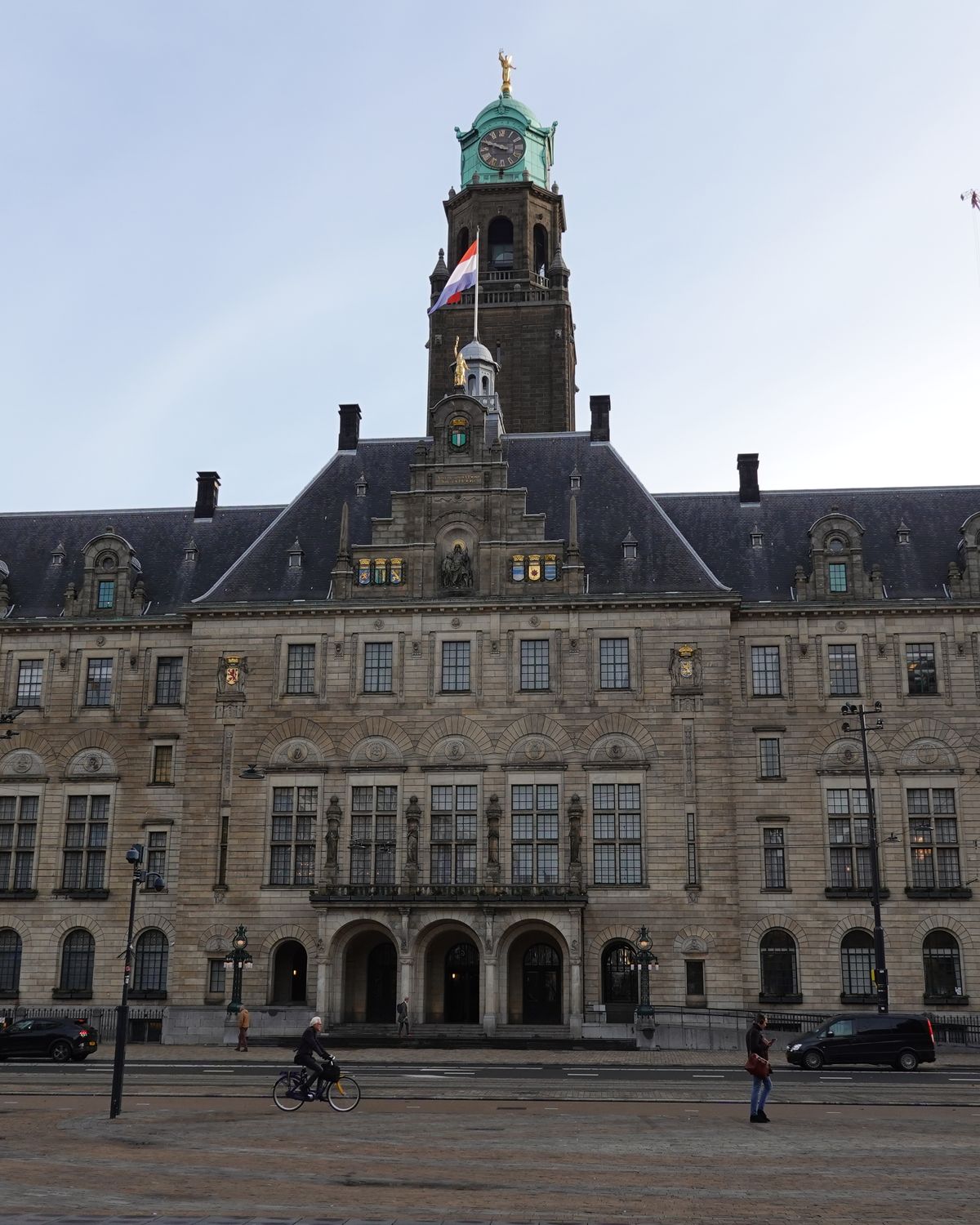 Inspreker geïrriteerd omdat Rotterdamse raadsleden op hun telefoon ...