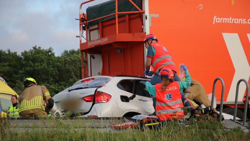 Traumahelikopter landt op snelweg na ernstig ongeluk - Omroep West