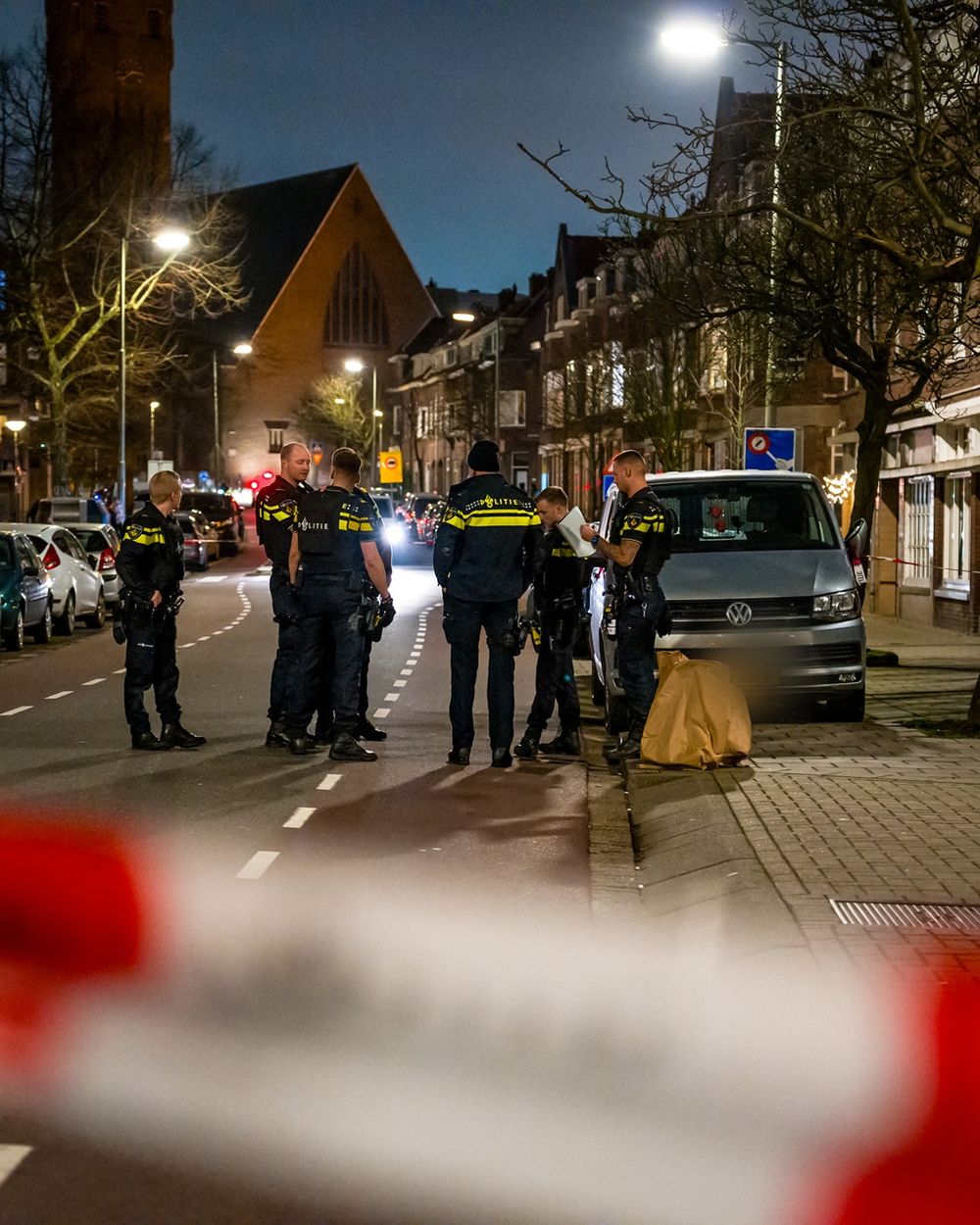 Schietpartij in woning: een zwaargewonde met schotwond en drie aanhoudingen - Rijnmond