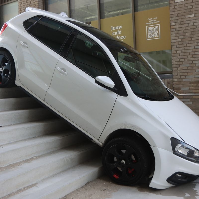112-nieuws | Automobilist rijdt wagen vast op trap - Gewonden bij ...