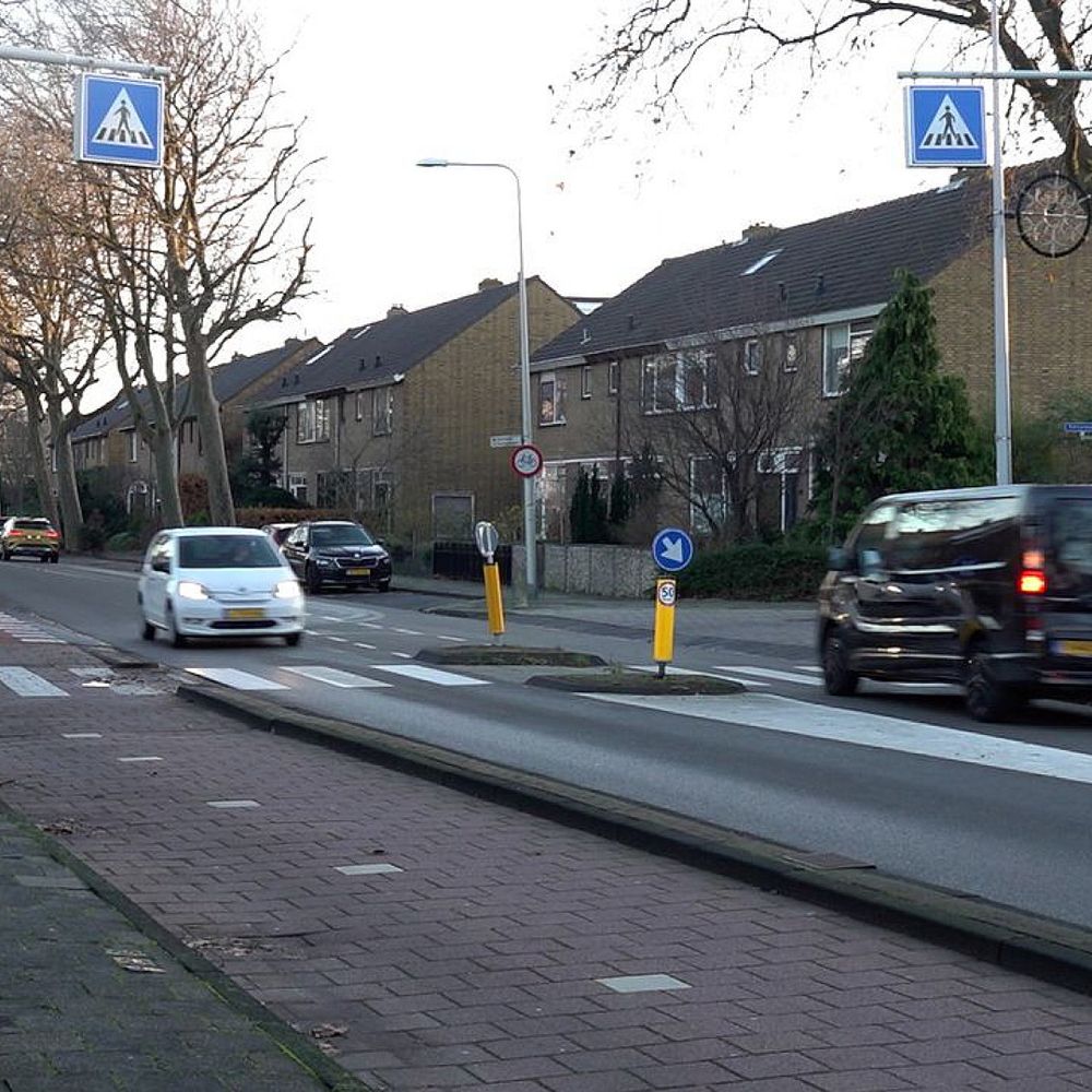 Zebrapad op weg gevaarlijk, auto's rijden te hard: 'Vrouw heeft alles gebroken wat ze breken kon ...