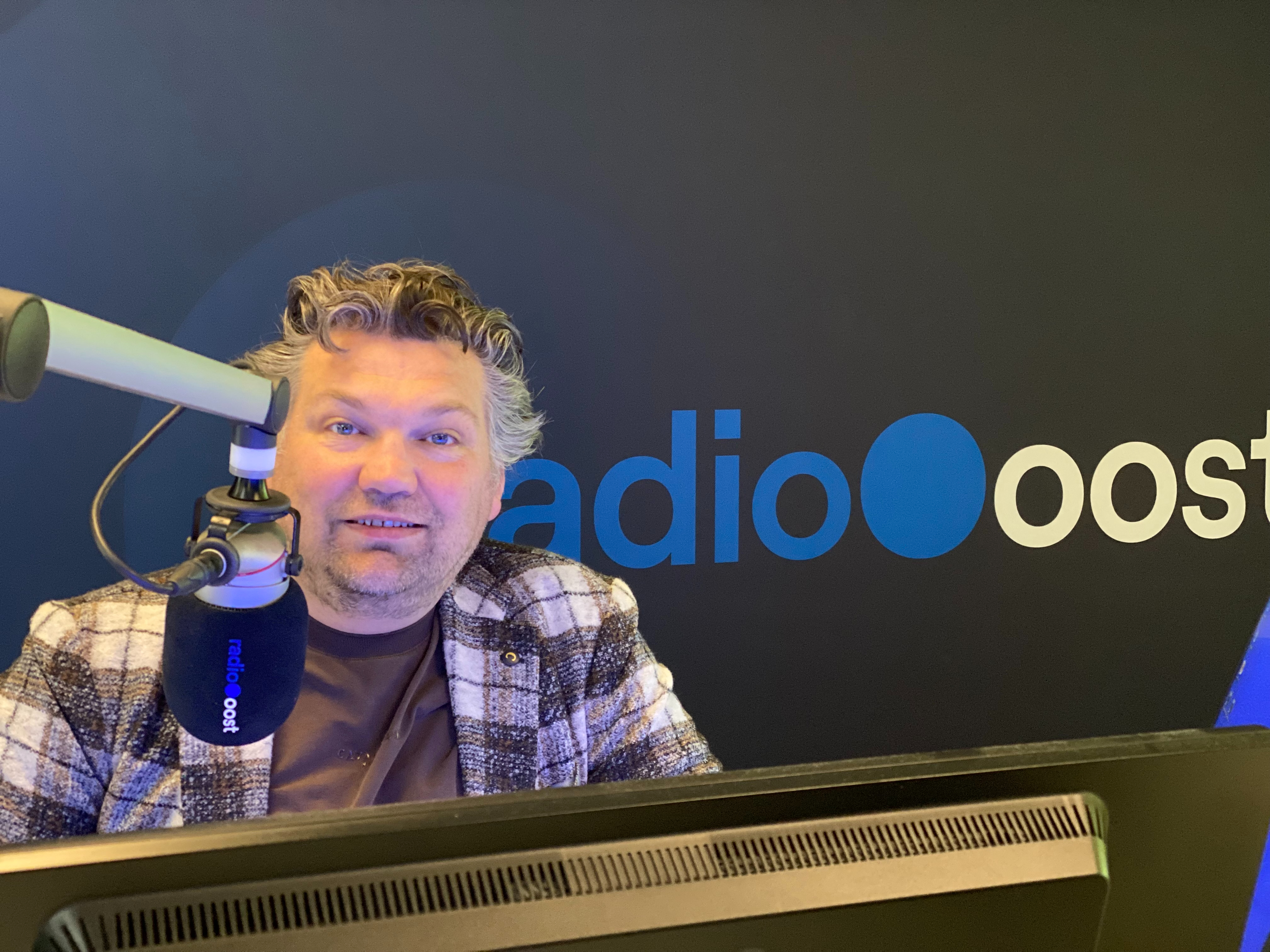 Bert van Losser is 25 jaar presentator bij Oost: "Ik loop hier nog elke ...