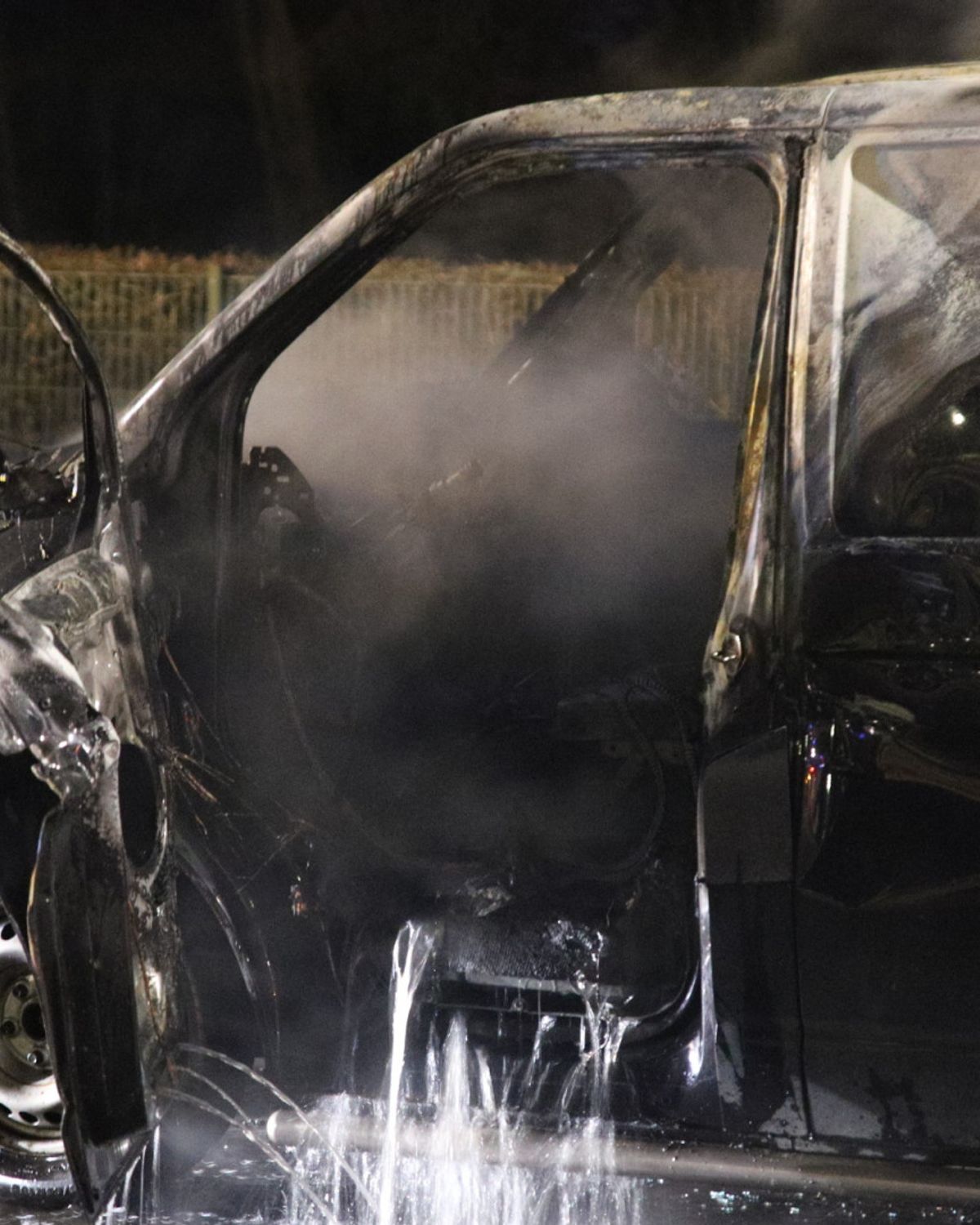 Bestelbus twee keer in brand in één nacht, tweede keer volledig ...