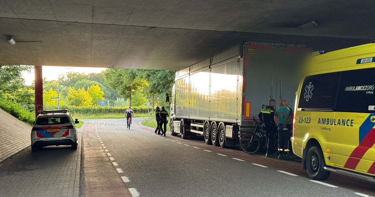 Fietser botst tegen geparkeerde vrachtwagen en raakt gewond - L1 Nieuws