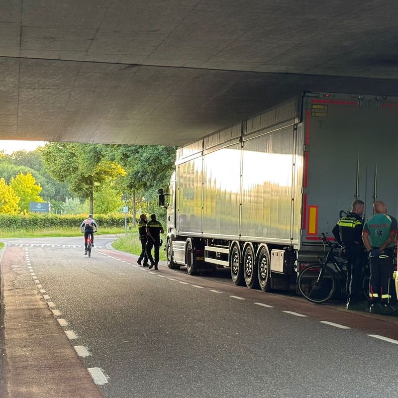 Fietser botst tegen geparkeerde vrachtwagen en raakt gewond - L1 Nieuws