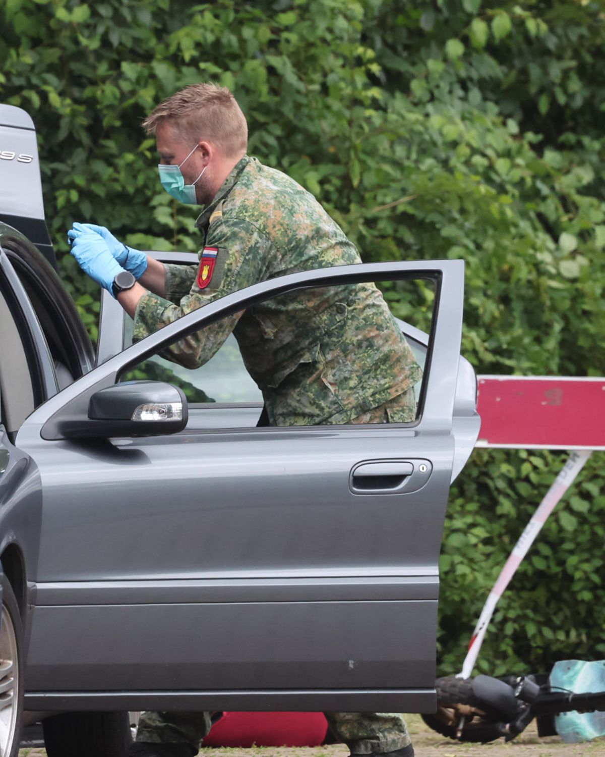 Politie treft mogelijk granaat en vuurwapen in geparkeerde auto aan ...