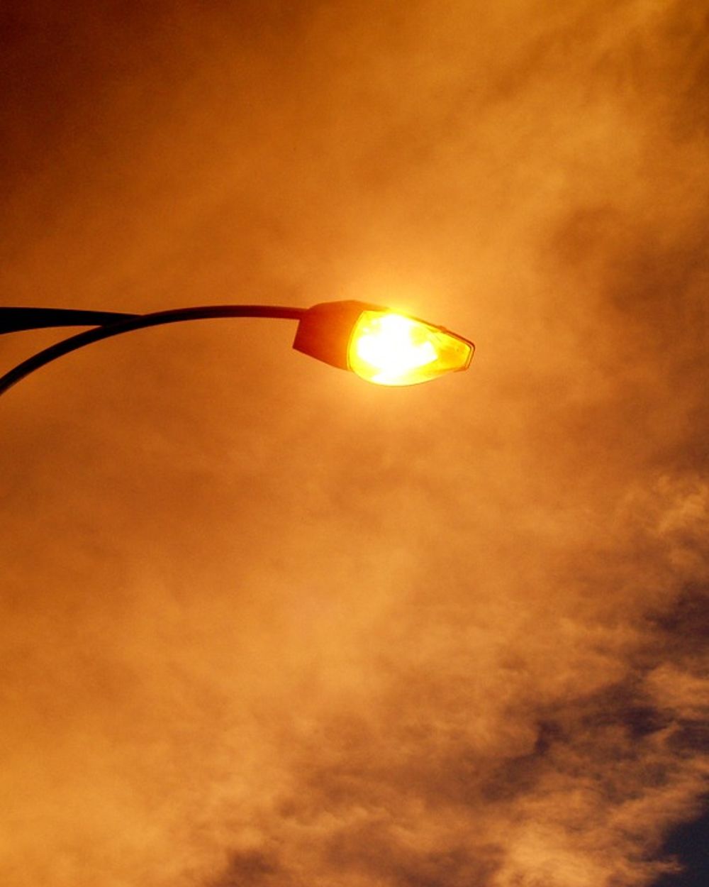 Waarom hebben straatlantaarns verschillende kleuren licht? - Rijnmond