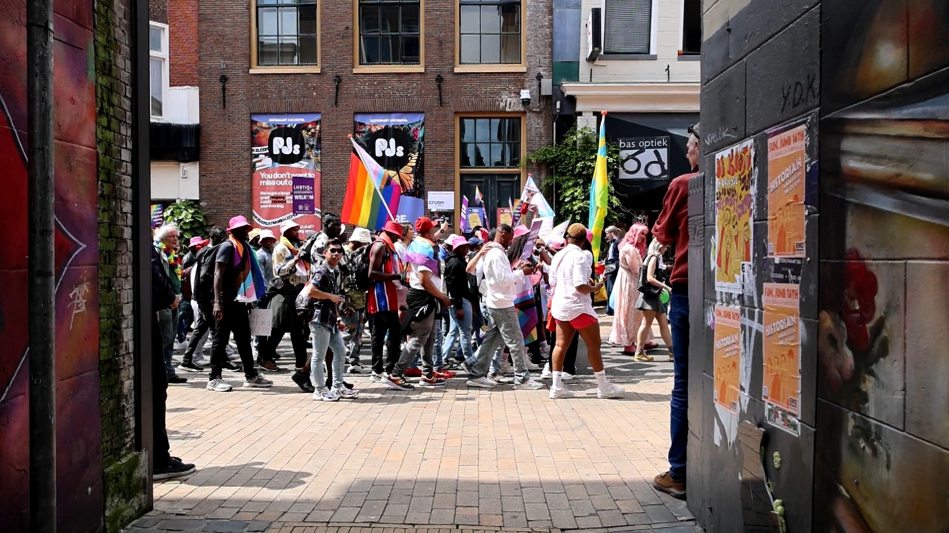 In beeld: Pride Walk zorgt voor kleurrijke binnenstad in Groningen ...