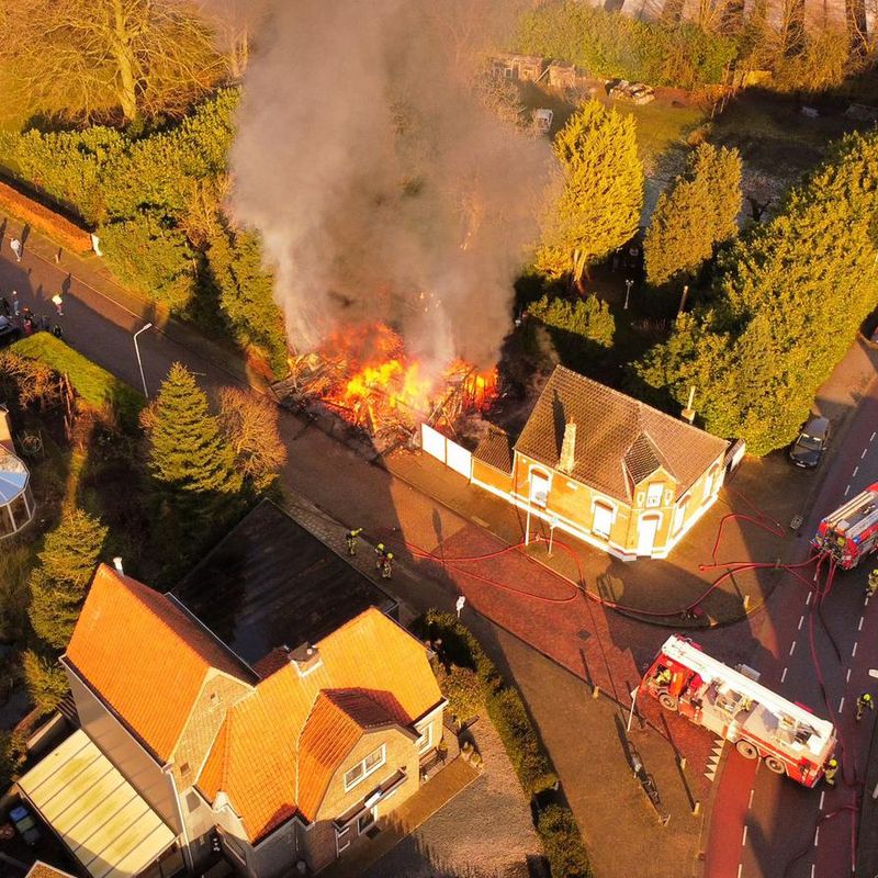 Uitslaande brand verwoest schuur in Hulst, uitbreiding naar woning voorkomen - Omroep Zeeland