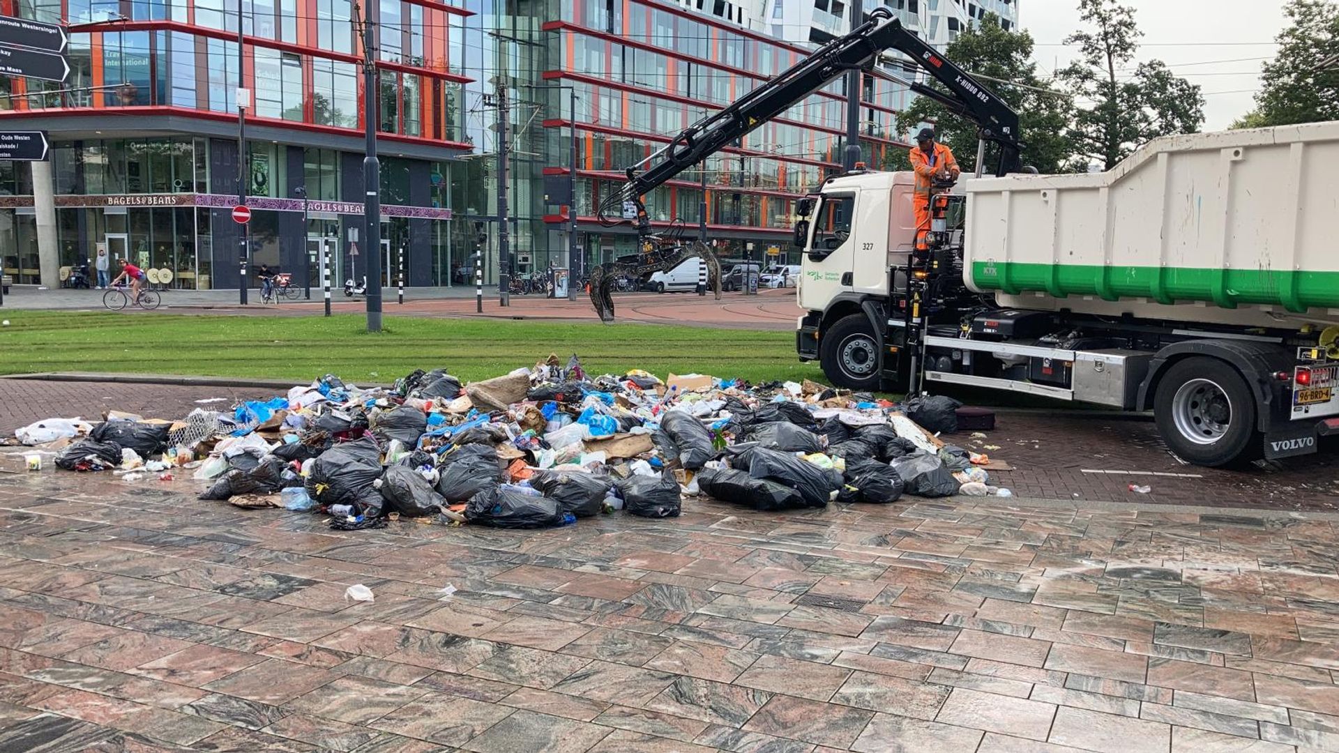 Vuilniswagen gooit brandend afval op straat in centrum Rotterdam - Rijnmond