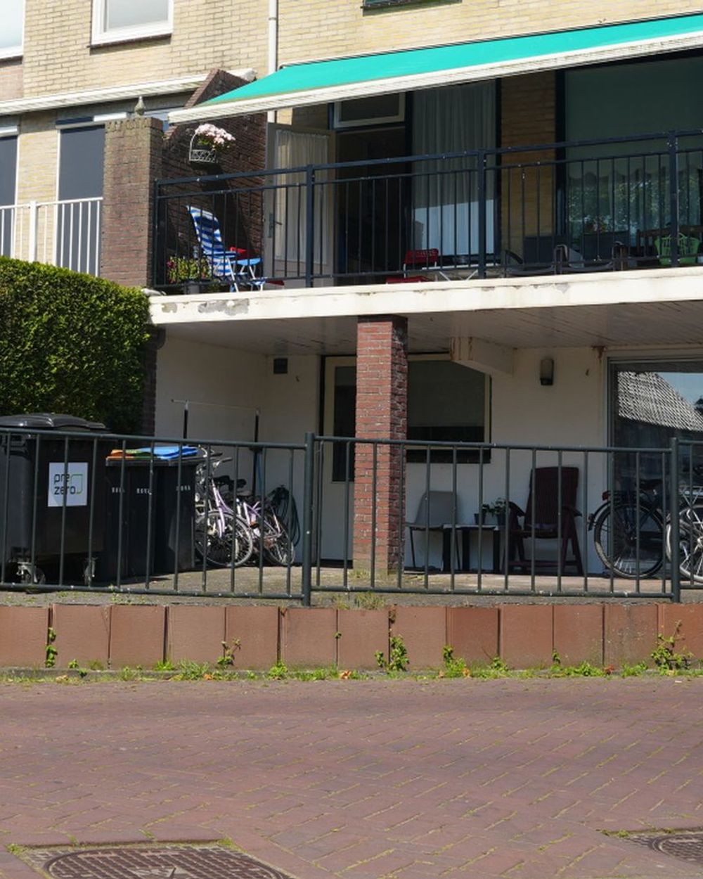 Aanhouding voor dood van man die bewusteloos in voortuin werd gevonden ...