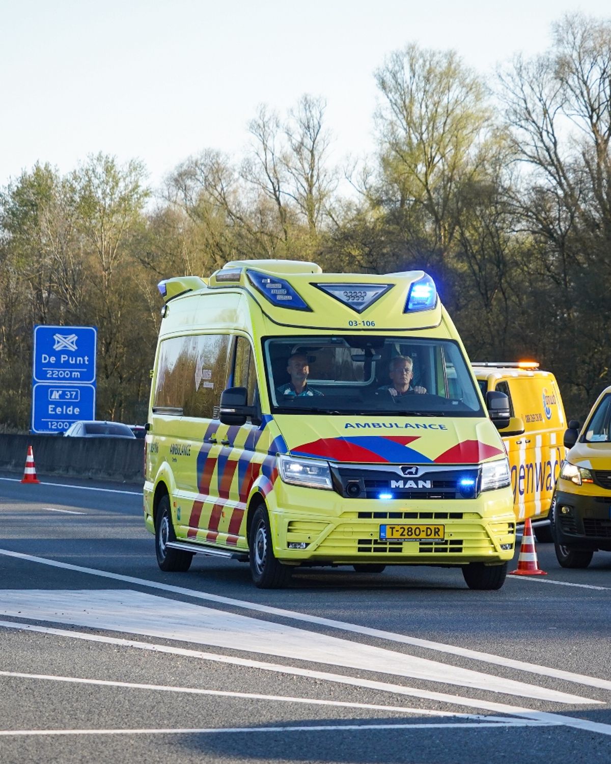 112-nieuws vrijdag 4 april: Auto rijdt tegen middengeleider op A28 • Schuurbrand met vuurwerk in ...