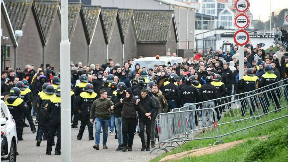 Kick Out Zwarte Piet bij sinterklaasintocht Yerseke - Omroep Zeeland