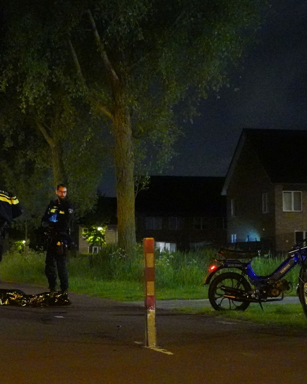 Brommerrijder klapt op paaltje - Rijnmond