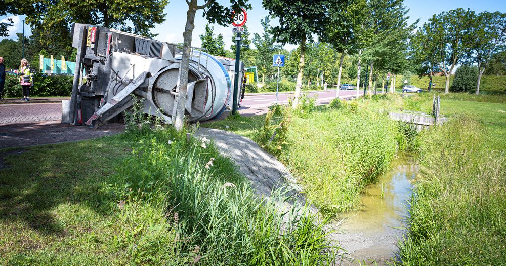 Betonwagen kantelt en beton belandt in sloot, omstanders bevrijden ...