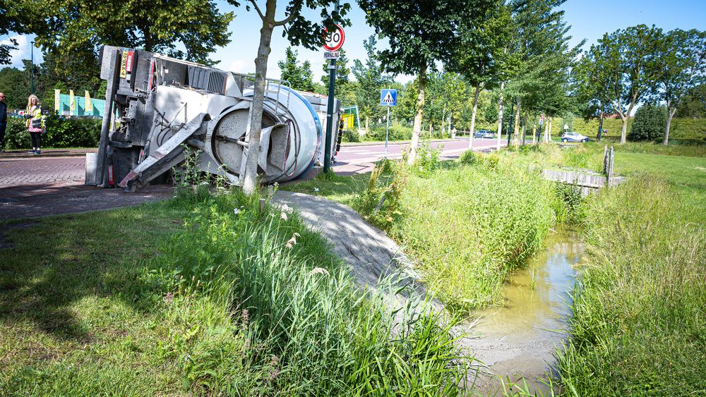 Betonwagen kantelt en beton belandt in sloot, omstanders bevrijden ...