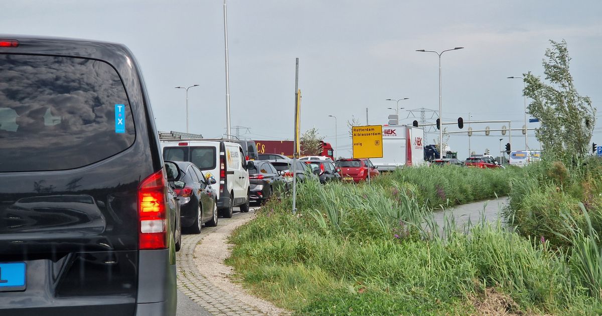 Verkeerschaos na afsluiting A15, Rijkswaterstaat hekelt sluipverkeer ...