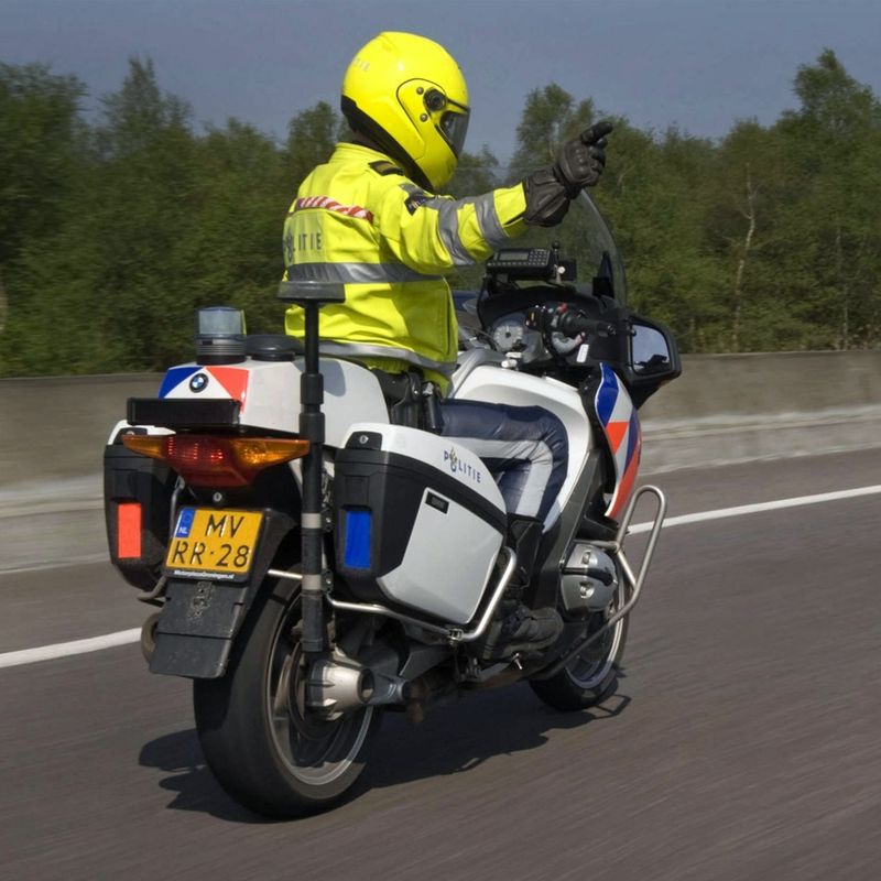 Motoragenten halen verkeersovertreders van de weg - RTV Noord