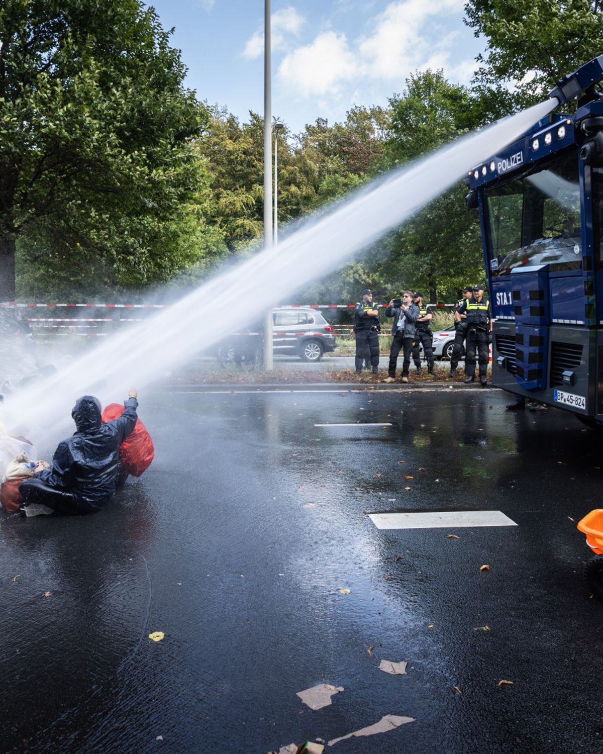 Waterkanon mag blijven spuiten op demonstranten Extinction Rebellion ...