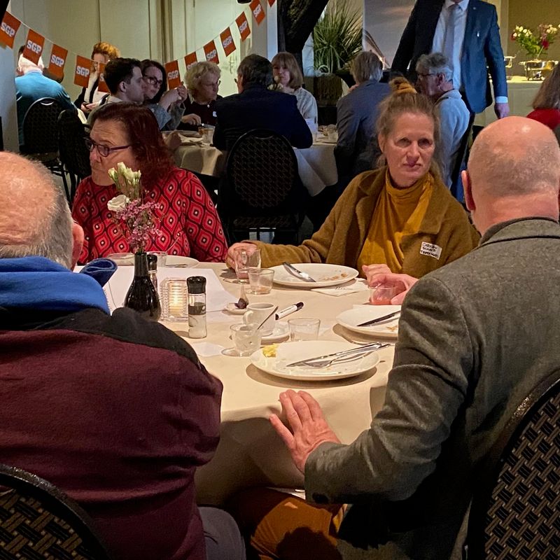 Onder het genot van broodje kaas discussiëren over museumtoekomst ...