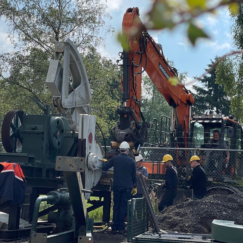 Jaknikker in Nieuw-Schoonebeek uit elkaar gehaald voor opknapbeurt ...