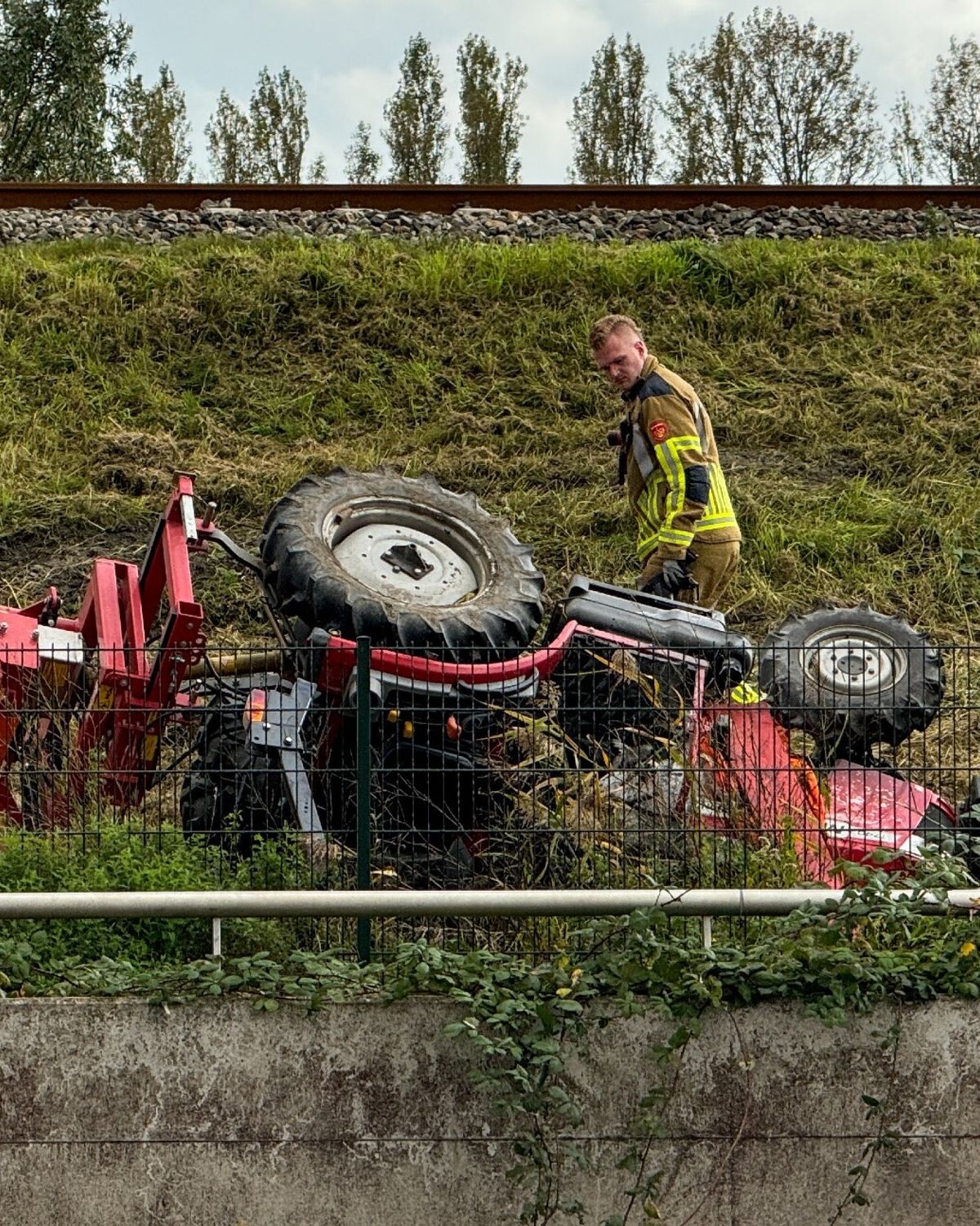 Brandweer twee keer in actie voor omgevallen maaimachine in Leeuwarden ...