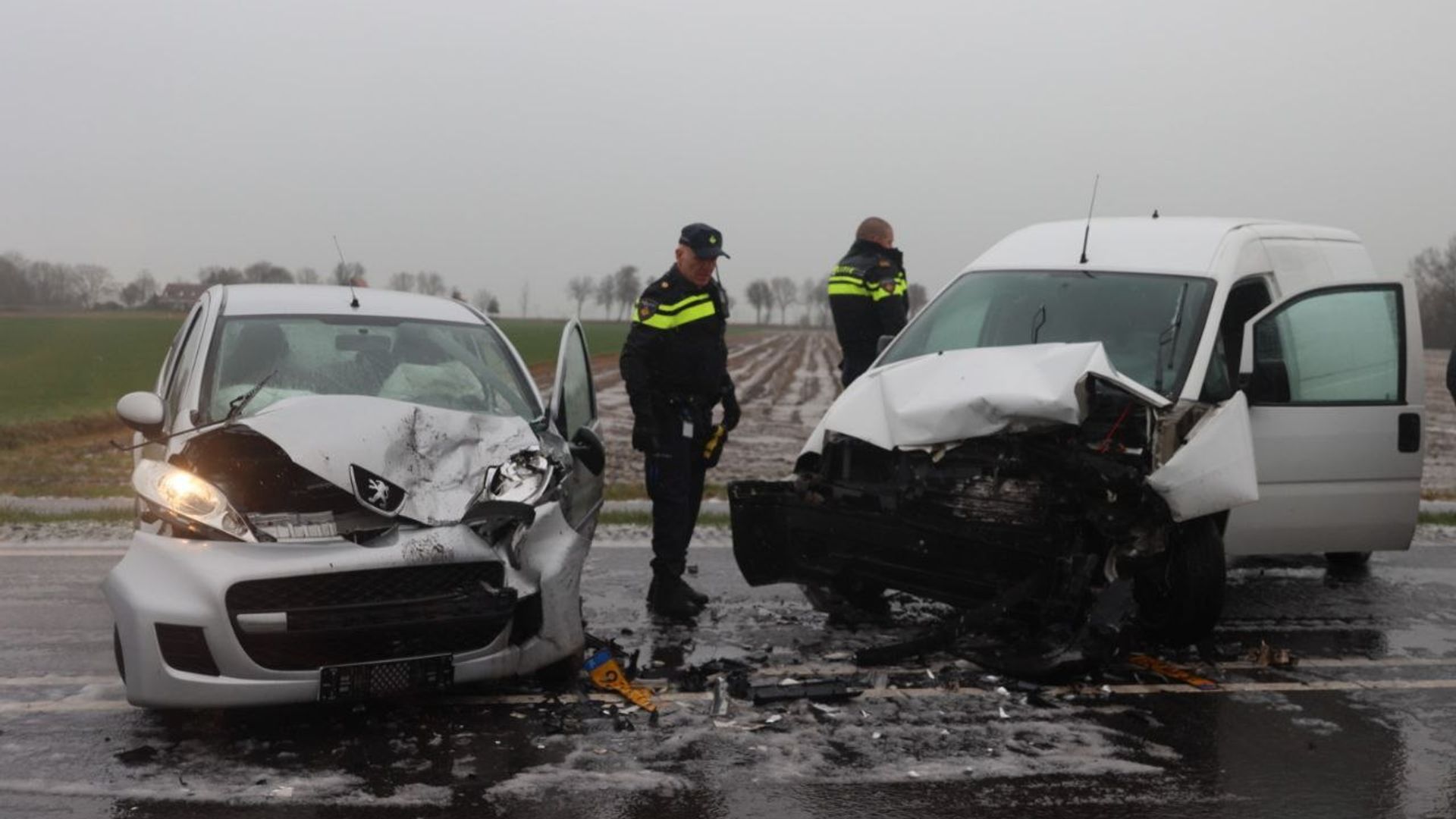 112 Nieuws: Fietser raakt gewond bij ongeval in Den Ham | Auto's botsen ...