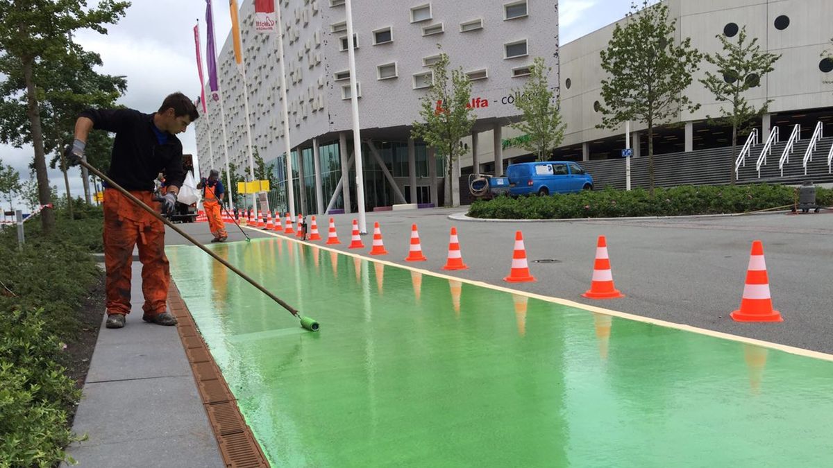 Fietspad bij Euroborg krijgt groen kleurtje - RTV Noord
