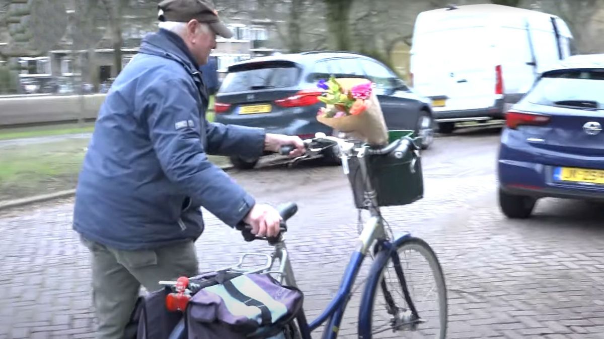 Harry (96) brengt op zijn fiets bloemen rond in Rotterdam-Noord: ‘Niet ...