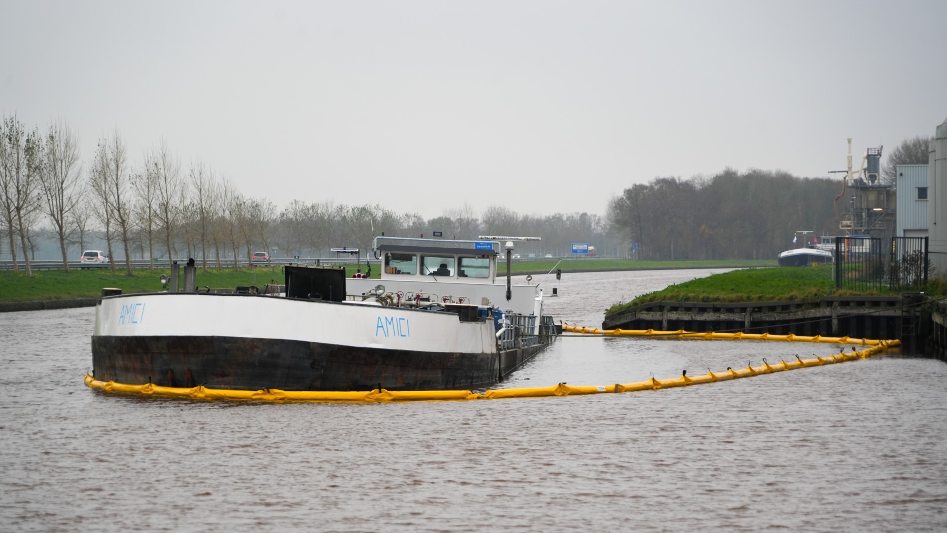 Schip deels gezonken bij Veendam, vaarverkeer voorlopig gestremd - RTV ...