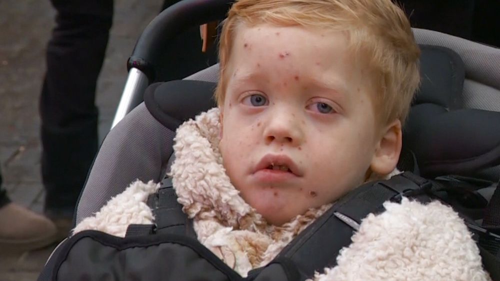 Jelte (4) doet Glazen Huis op slot: landelijke actie van start - Omrop ...