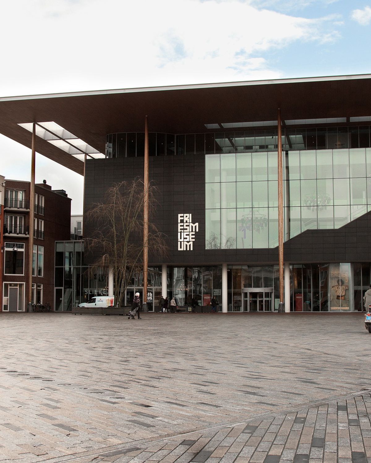 150.000ste bezoeker voor Escher-tentoonstelling in Fries Museum - Omrop ...