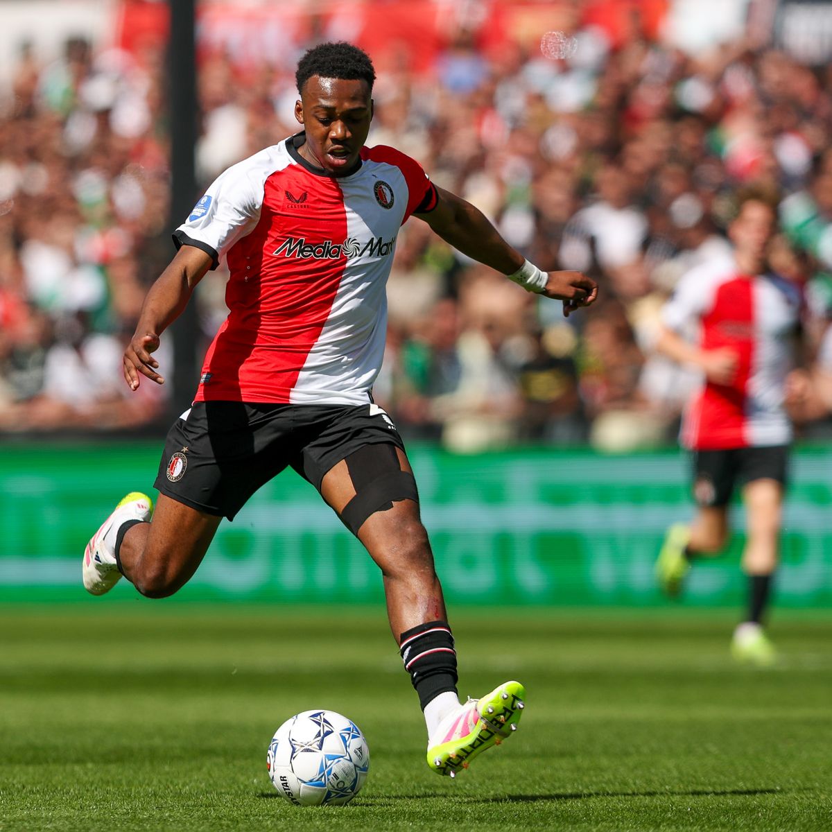 Voor vele miljoenen laat Feyenoord Antoni Milambo toch naar Brentford ...