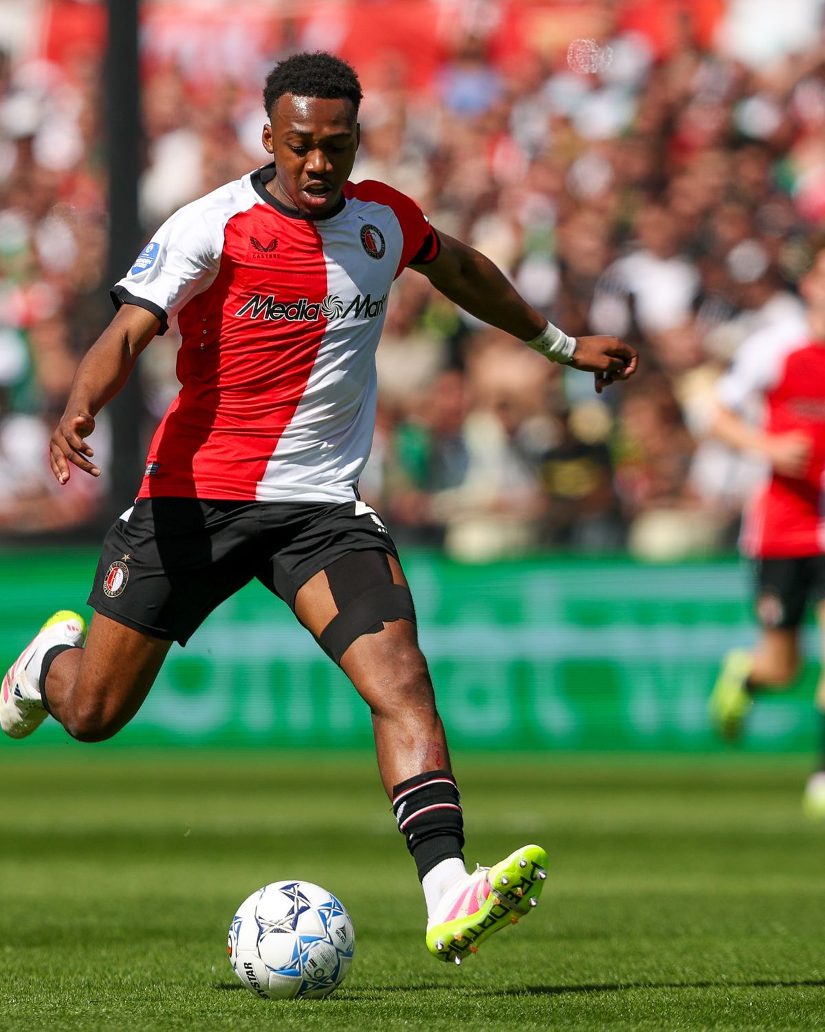 Voor vele miljoenen laat Feyenoord Antoni Milambo toch naar Brentford ...