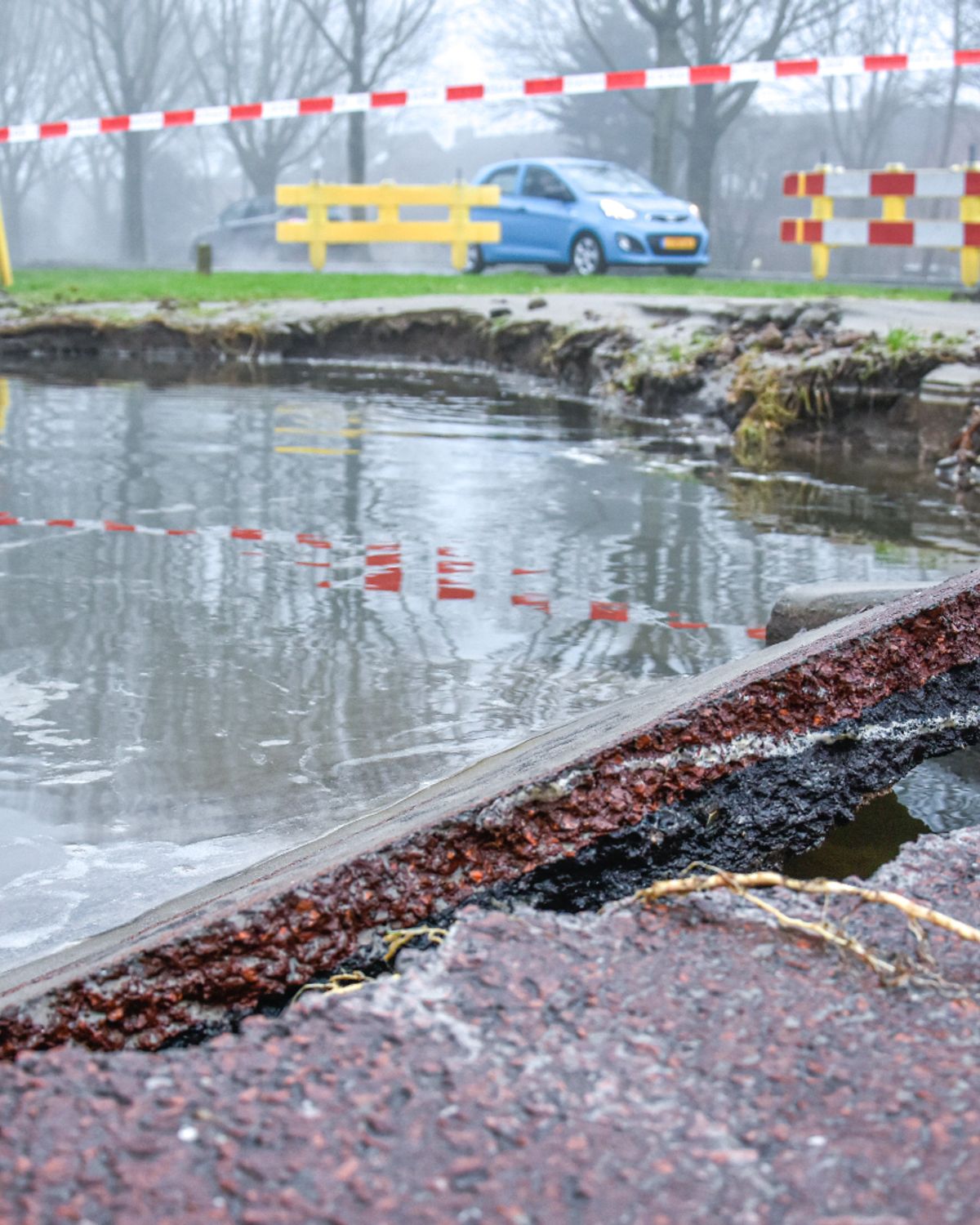 Fietspad vol water na leidingbreuk - Rijnmond