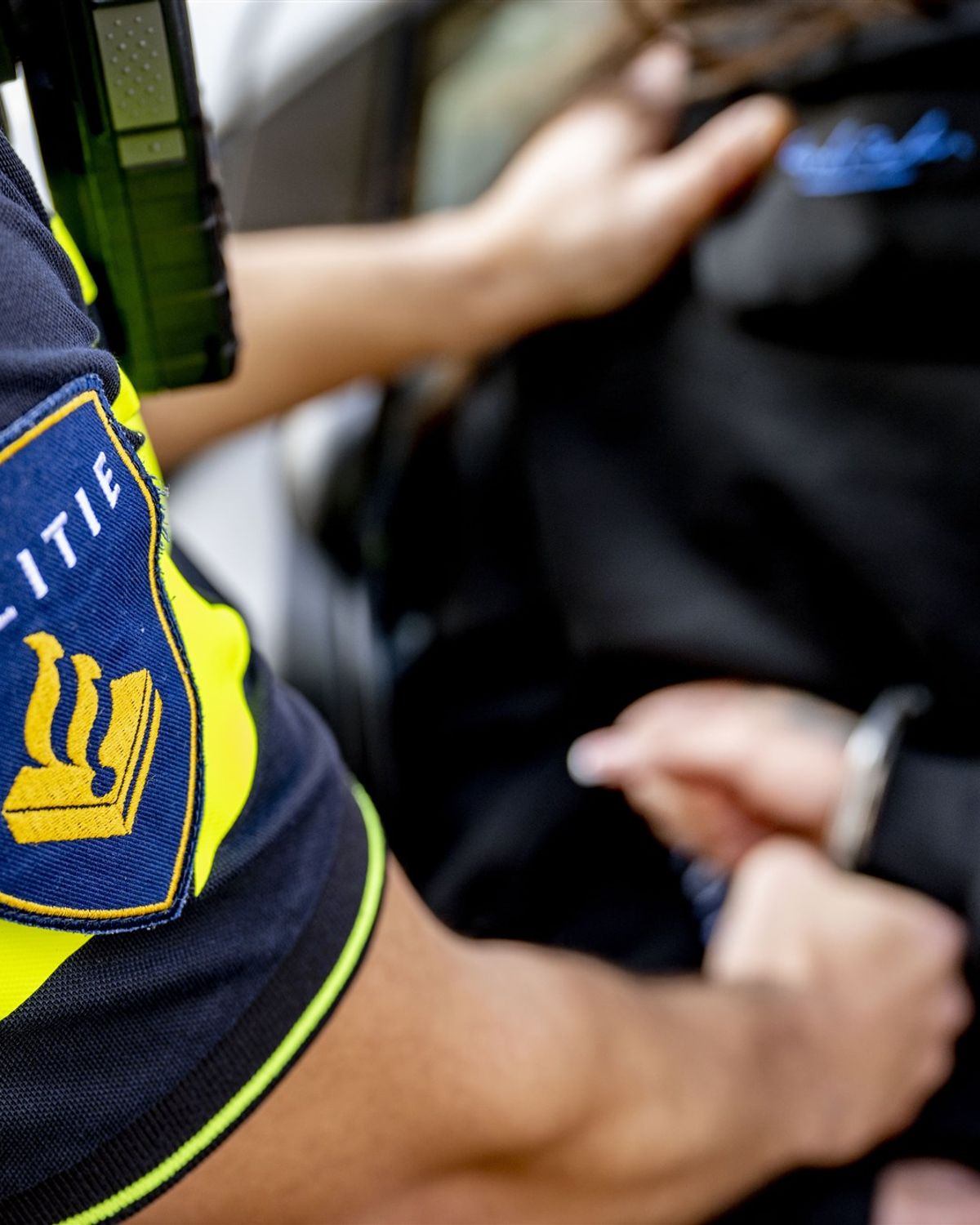 Dronken man wordt kotsmisselijk in boeien geslagen en spuugt agent ...