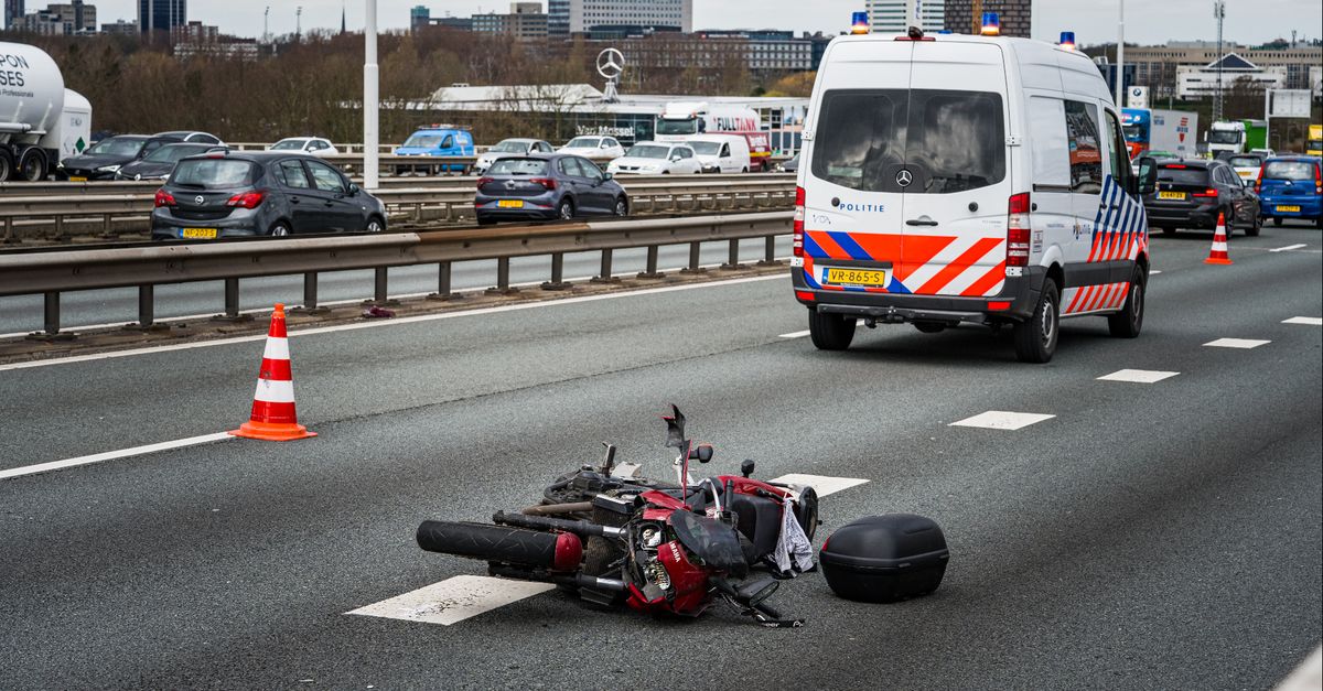 Snelweg weer open na ongeluk met motorrijder - Rijnmond