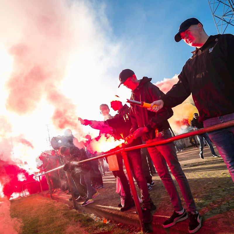 Roodgele rook en fakkels op laatste training van Go Ahead Eagles - Oost