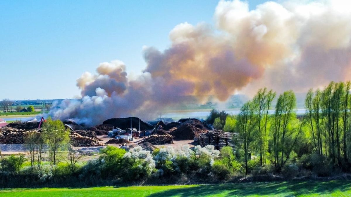 Brandweer draagt brand in berg snoeiafval over aan particulier bedrijf ...