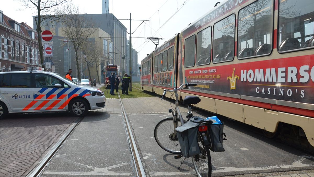 Tram 11 botst op fietser in Chasséstraat in Den Haag - Omroep West