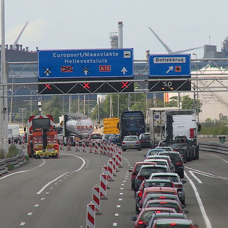 Dichte A15 zorgt voor problemen op de weg - Rijnmond